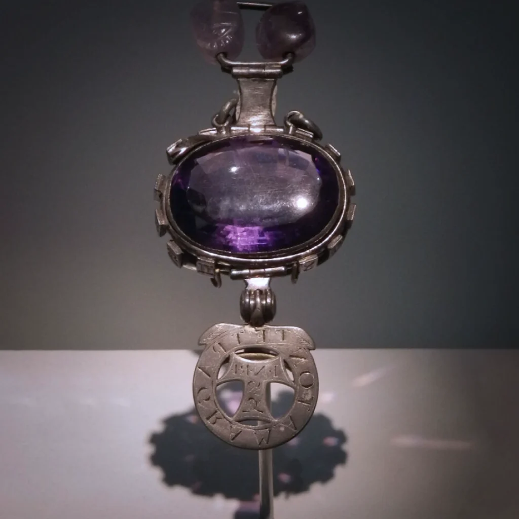 The strange, untold history behind famous museum exhibits – Garlic Soda